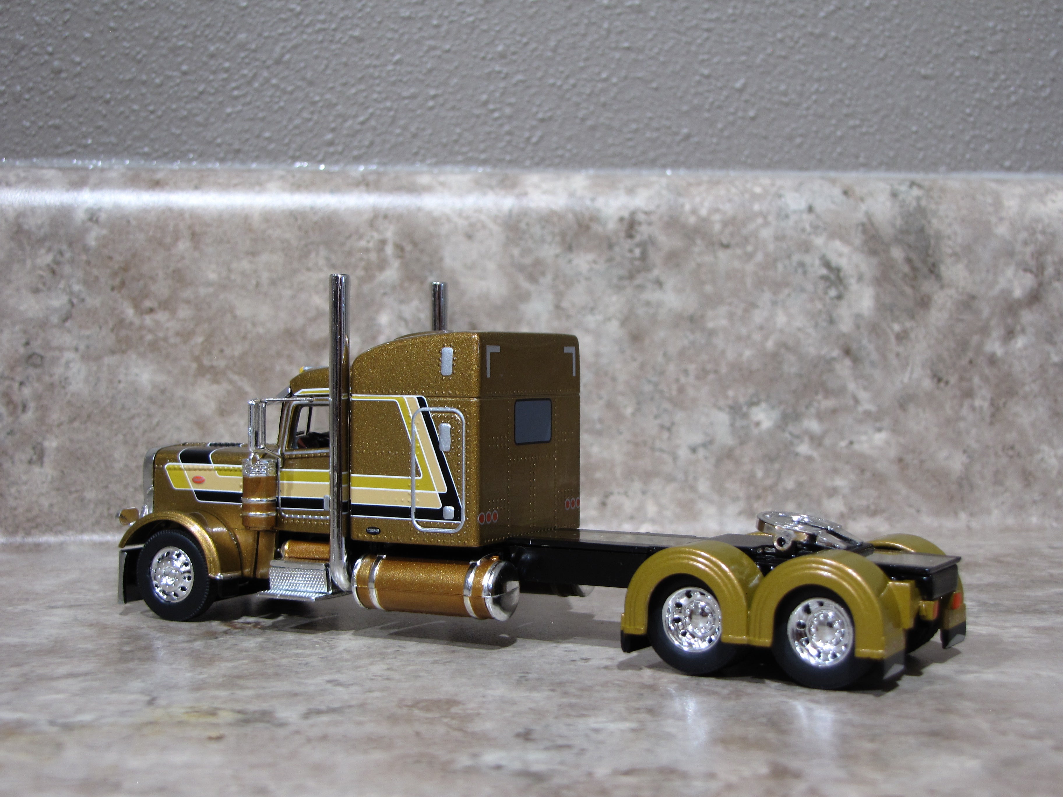 CAB 1741 Gold 389 Peterbilt Semi Truck – JW Toy Trucks