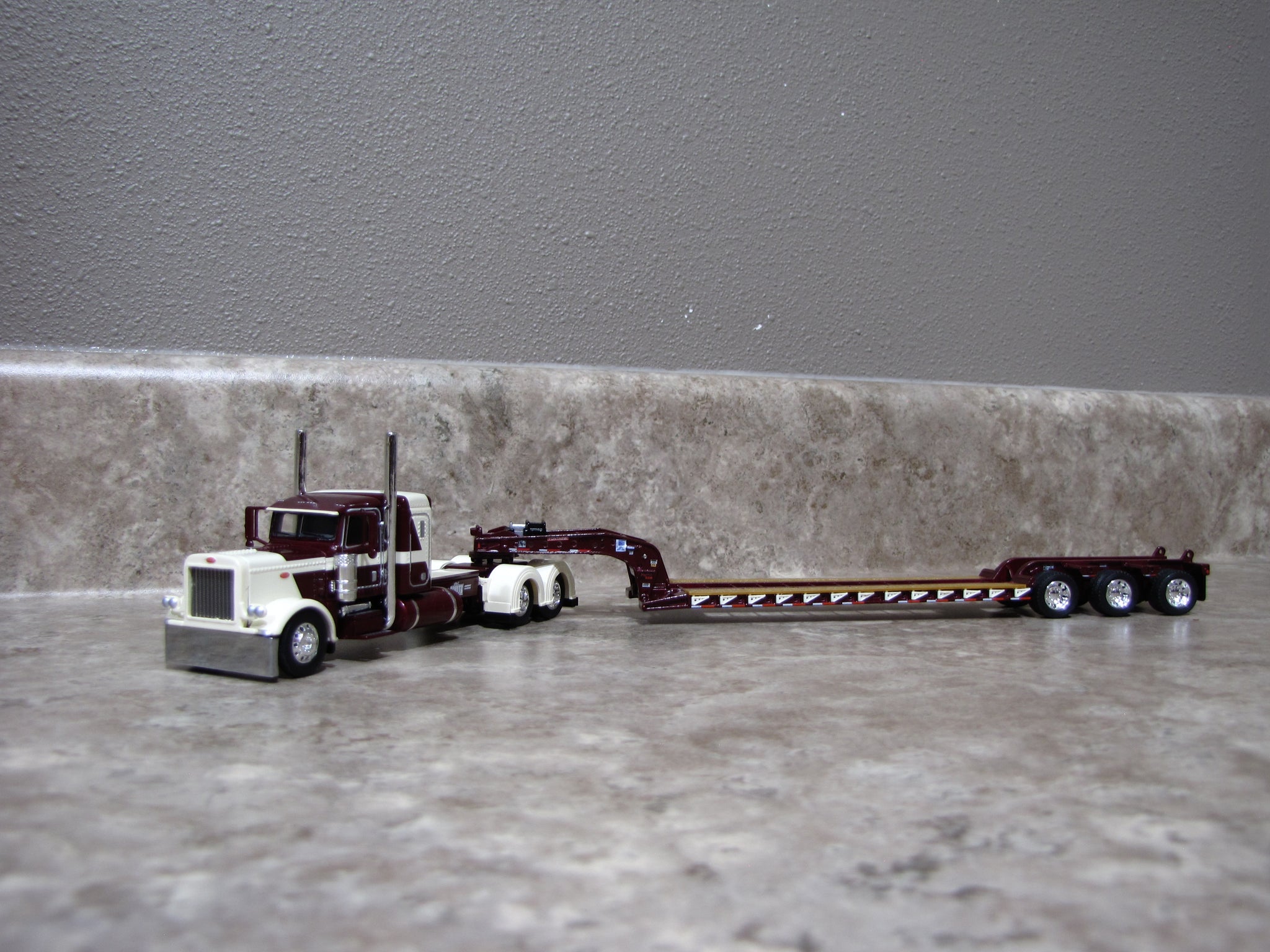#60-1697 1/64 DCP R.L. Spartz Peterbilt 389 w/ Lowboy Trailer Maroon C ...