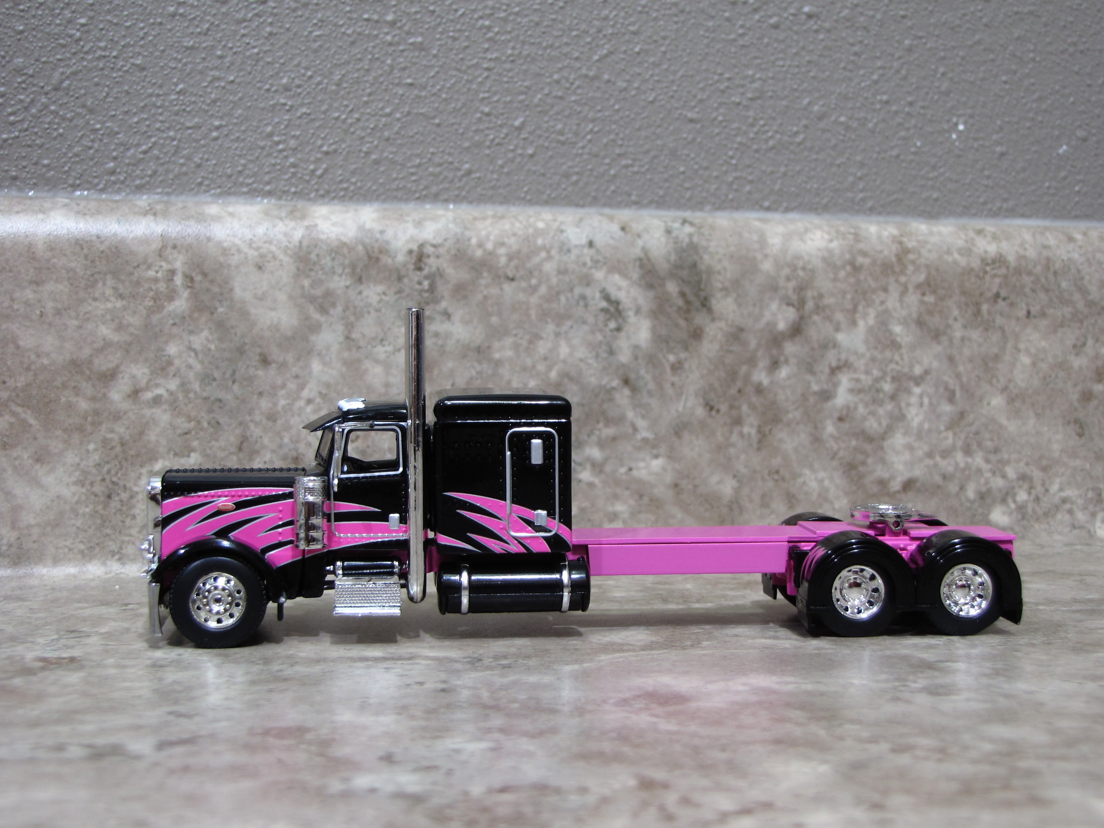 CAB 1334 Black & Pink 389 Peterbilt Semi Truck – JW Toy Trucks